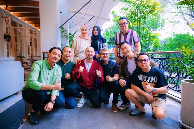 10 Foto Gaya Nagita Slavina Pakai Hijab Usai Ibadah Haji