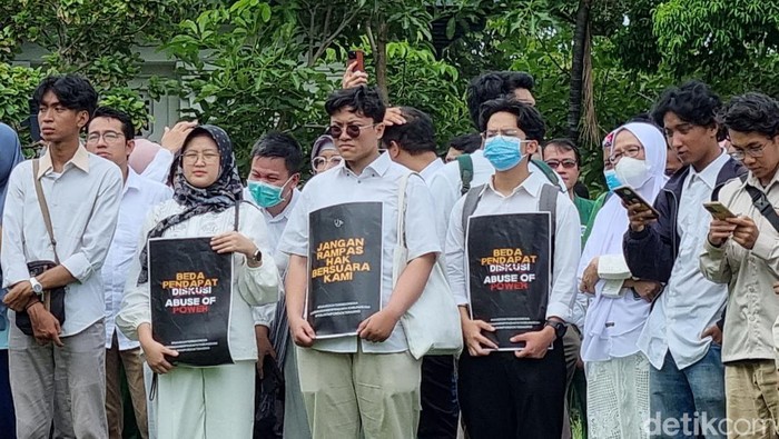 Aksi Bela Prof BUS di Unair Surabaya