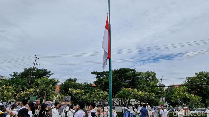 Aksi Bela Prof BUS di Unair Surabaya