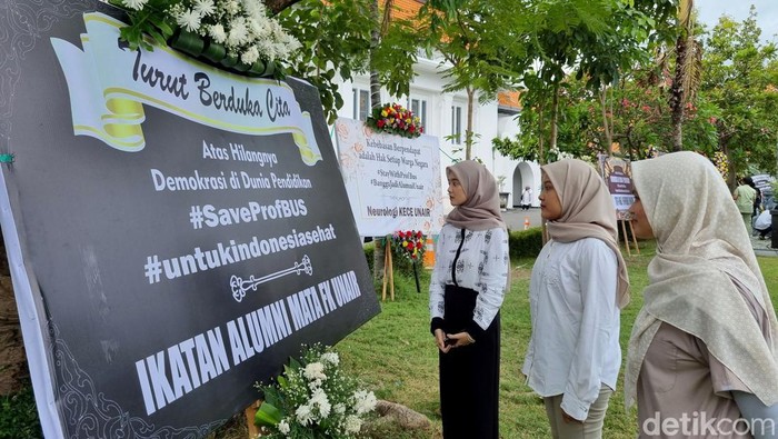 Potret Karangan Bunga Banjiri FK Unair Usai Dekan Dicopot