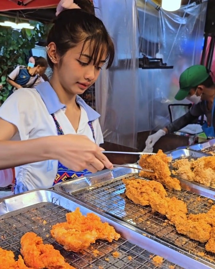Viral Penjual Ayam Goreng Mirip Lisa BLACKPINK, Ini Potretnya