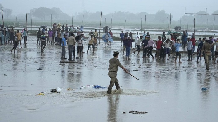 Warga Ramai-ramai Datangi TKP Acara Keagamaan India