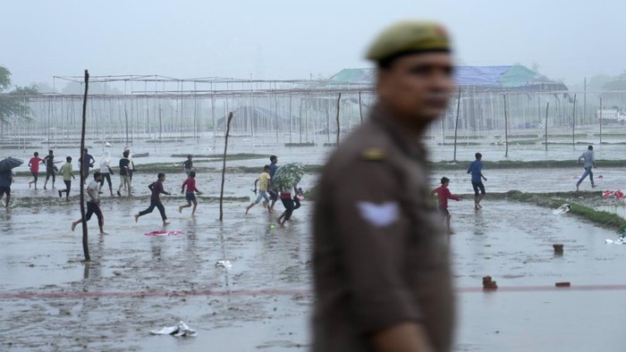 Warga Ramai-ramai Datangi TKP Acara Keagamaan India