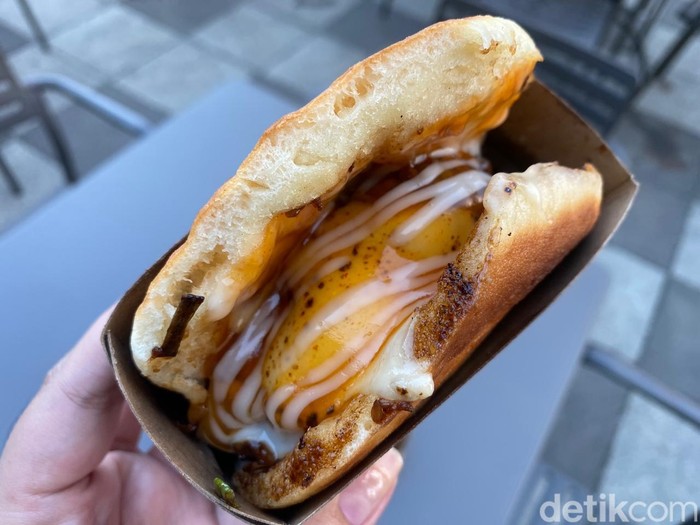 Ada Roti Korea hingga Tahu Aci Gejrot Pedas di GW Food Bekasi