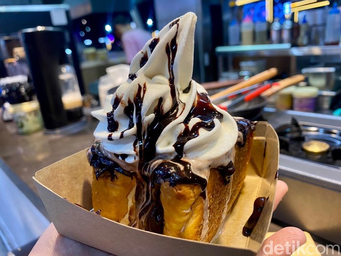 Ada Roti Korea hingga Tahu Aci Gejrot Pedas di GW Food Bekasi