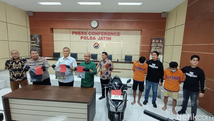 2 Penjambret di Surabaya yang Tewaskan Mahasiswa UINSA Dibekuk 2 Penjambret di Surabaya yang Tewaskan Mahasiswa UINSA Dibekuk