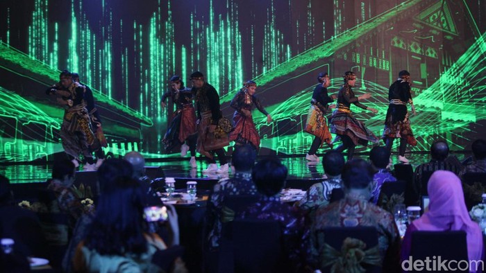 Tampil Berkebaya, Tri Vanita Meriahkan Panggung Adhyaksa Awards 2024