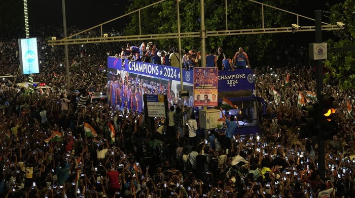 Tumpah Ruah Warga India Sambut Parade Kemenangan Piala Dunia Kriket