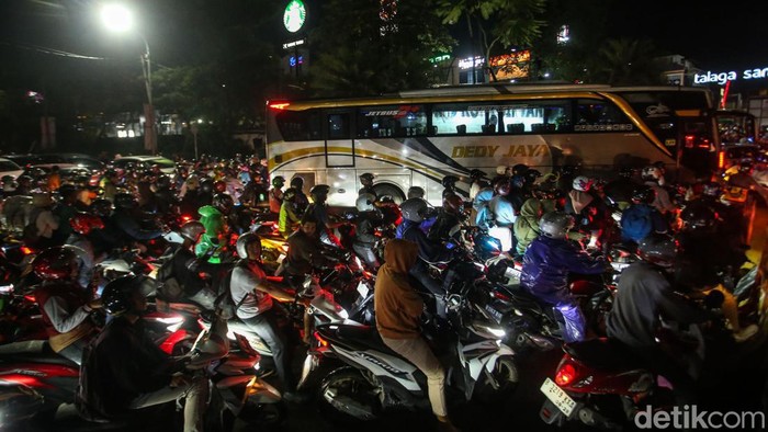 Kalimalang Macet Parah Malam Ini