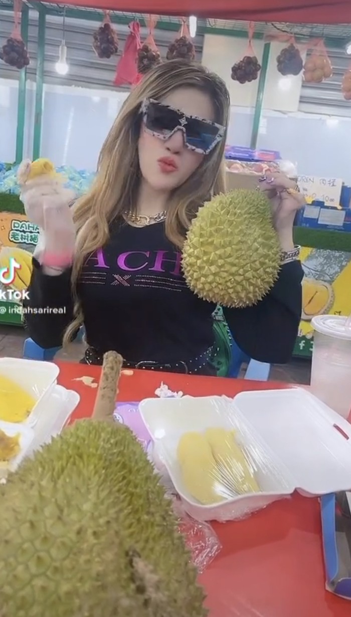 Keseruan Barbie Kumalasari Makan Tahu Gejrot hingga Durian