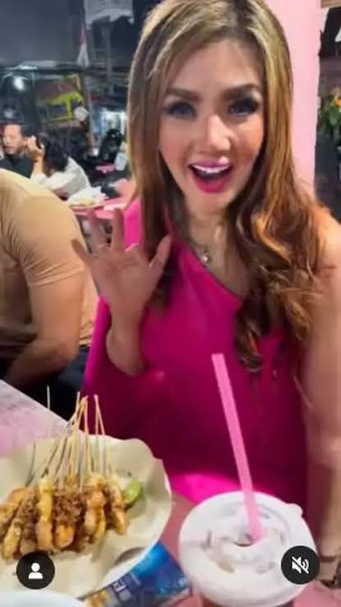 Keseruan Barbie Kumalasari Makan Tahu Gejrot hingga Durian