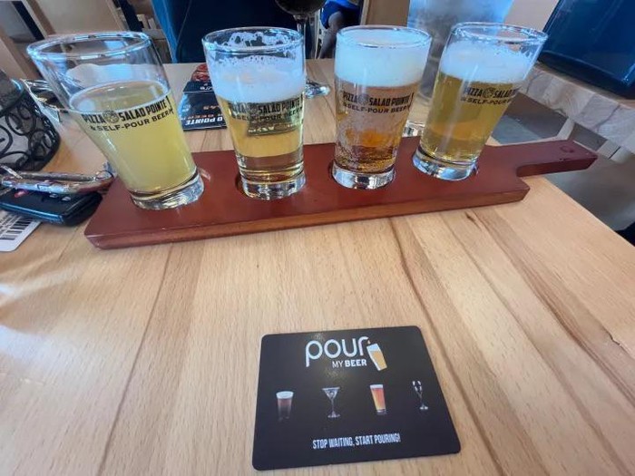 Unik! Tempat Makan Pizza Ini Punya Dinding Raksasa dengan 30 Keran Bir