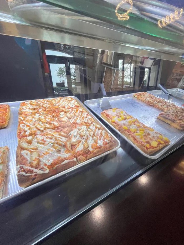 Unik! Tempat Makan Pizza Ini Punya Dinding Raksasa dengan 30 Keran Bir
