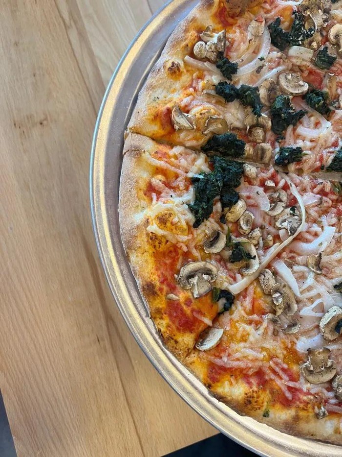 Unik! Tempat Makan Pizza Ini Punya Dinding Raksasa dengan 30 Keran Bir