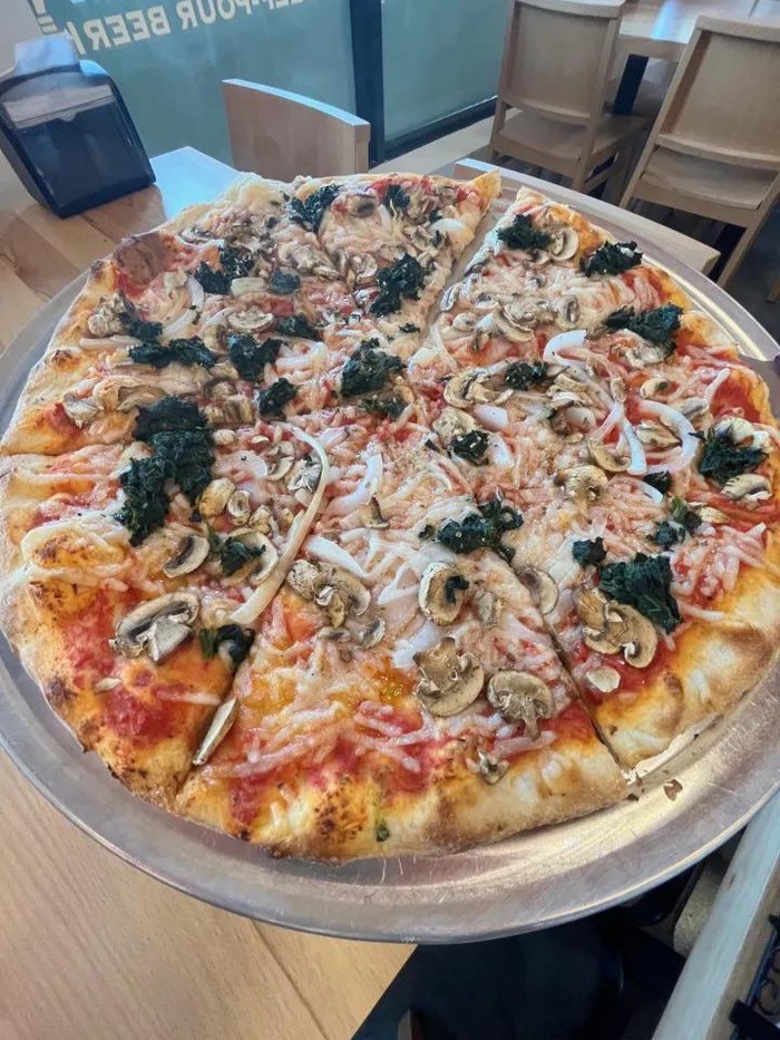 Unik! Tempat Makan Pizza Ini Punya Dinding Raksasa dengan 30 Keran Bir