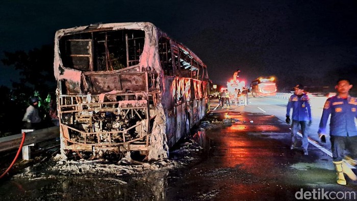 Potret Pemadaman Bus yang Terbakar di Tol Jomo