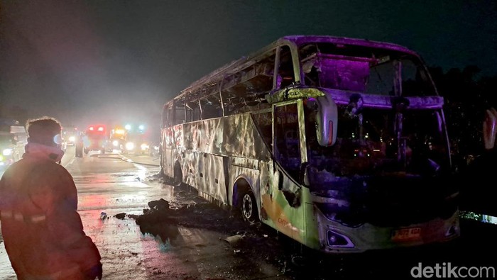 Potret Pemadaman Bus yang Terbakar di Tol Jomo