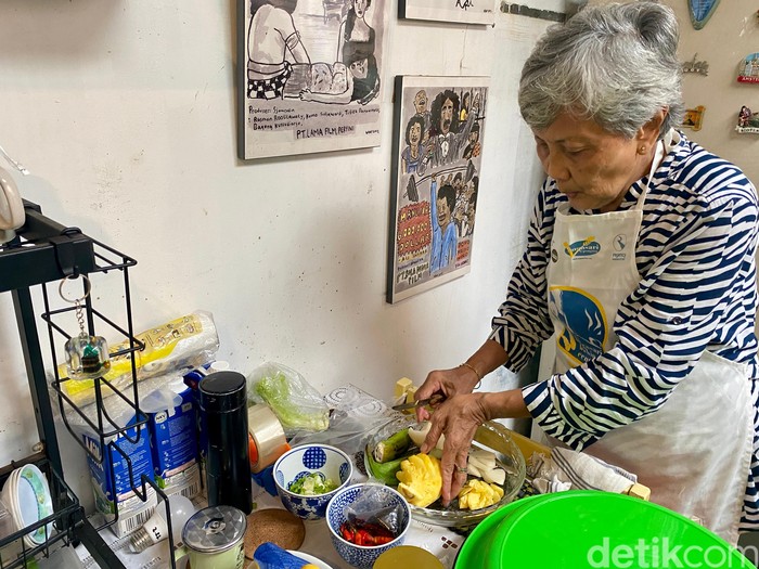Mantap! Rujak Cingur dan Tahu Campur Enak Buatan Ibu 70 Tahun