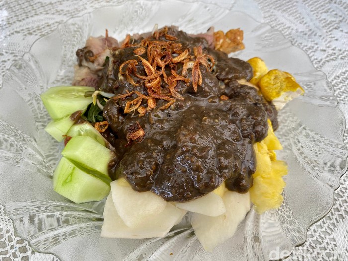 Mantap! Rujak Cingur dan Tahu Campur Enak Buatan Ibu 70 Tahun