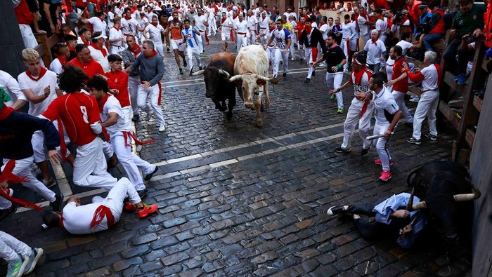Potret Ribuan Orang Dikejar Banteng Saat Festival San Fermin di Spanyol