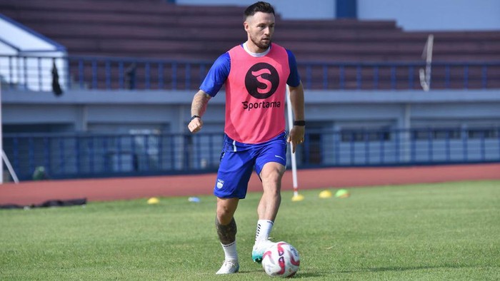 Marc Klok Terancam Absen Lawan Dewa United Marc Klok Terancam Absen Lawan Dewa United