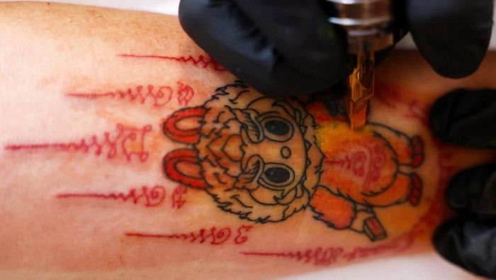 Potret Unik Tato Keberuntungan dari Mainan Seni Labubu