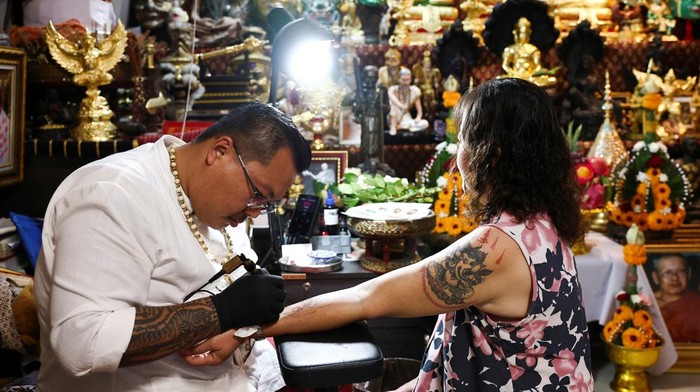 Potret Unik Tato Keberuntungan dari Mainan Seni Labubu