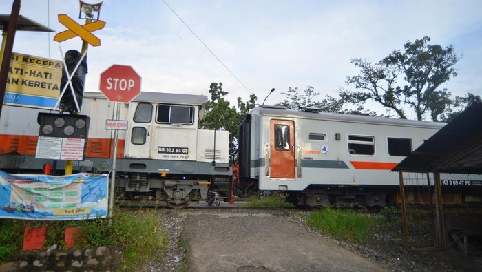 Duh! EWS Perlintasan KA Tanpa Palang Pintu di Padang Ini Tak Berfungsi Duh! EWS Perlintasan KA Tanpa Palang Pintu di Padang Ini Tak Berfungsi