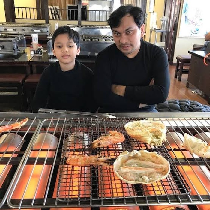 Gaya Dr Tompi Cicip Seafood Panggang hingga Nasi Tumpeng