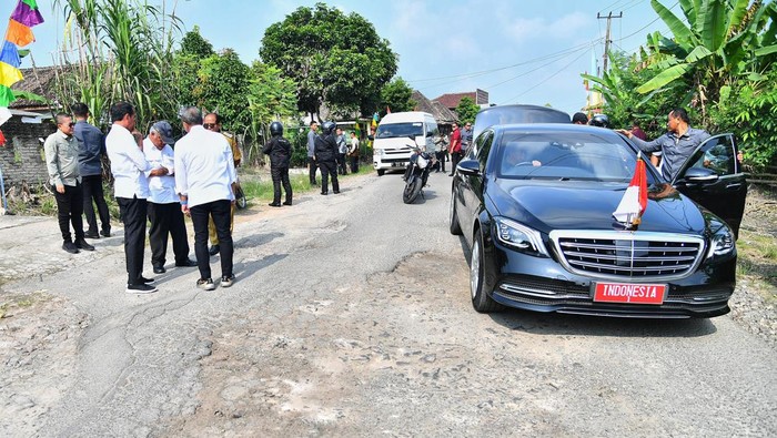 Momen Jokowi Cek Jalan Rusak di Lampung Selatan