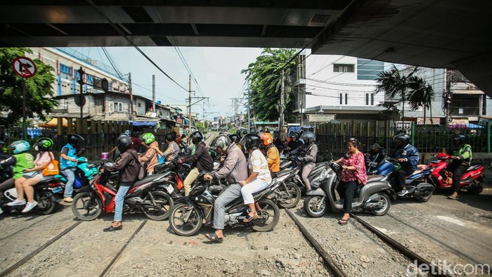 Perlintasan Sebidang KA di Kawasan Roxy Bakal Ditutup