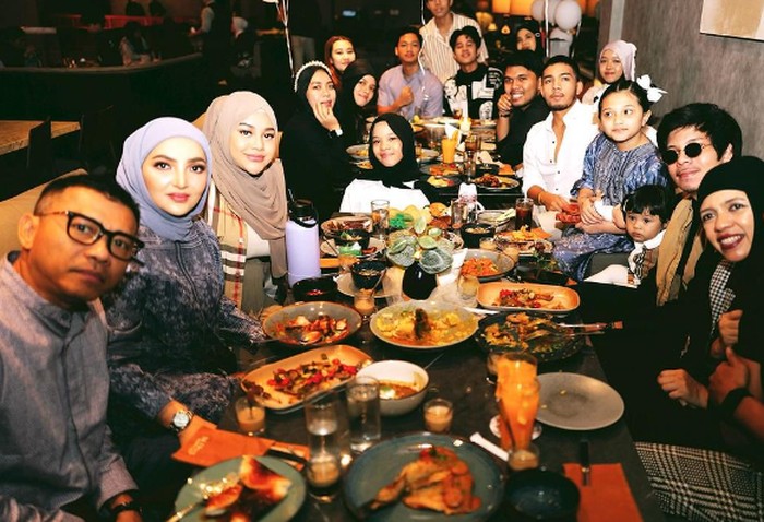 Saaih Halilintar Makan Makanan Mewah hingga Aneh Bareng Keluarganya