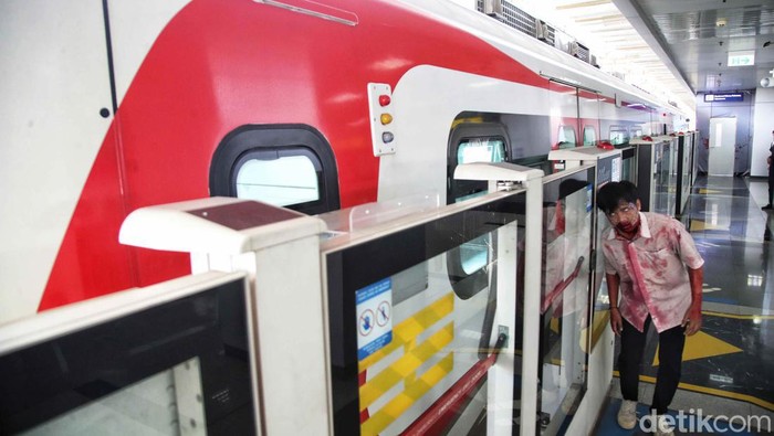 Menantang Adrenalin di Wahana Zombie LRT Jakarta