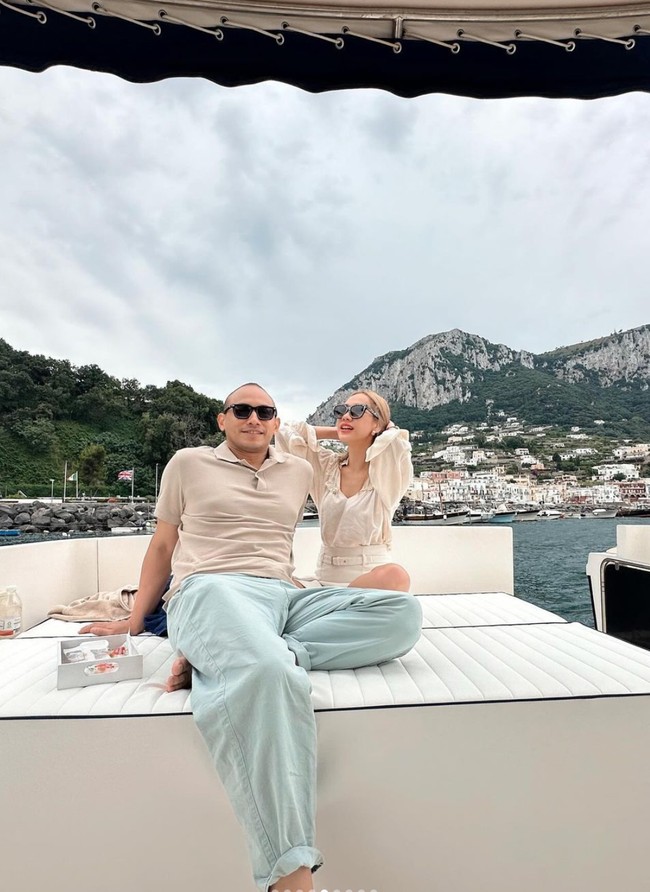 8 Foto Terbaru BCL dan Tiko Aryawardhana Bulan Madu di Capri, Kompak ...