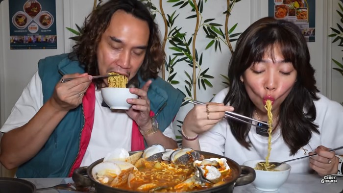 Kehebohan Mukbang Bella Kuku dan Gerry Girianza, Pasangan yang Doyan Pedas!