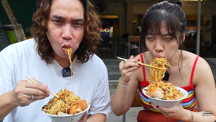 Kehebohan Mukbang Bella Kuku dan Gerry Girianza, Pasangan yang Doyan Pedas!