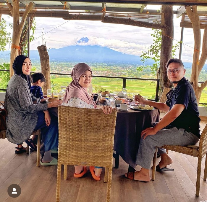 Keseruan Arie Untung Saat Makan Bareng Istri hingga Cicip Durian Bareng Teman