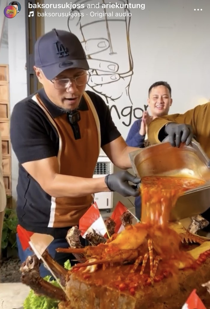 Keseruan Arie Untung Saat Makan Bareng Istri hingga Cicip Durian Bareng Teman