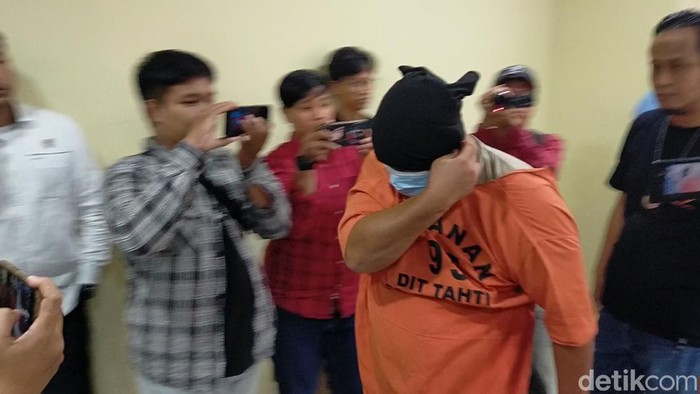 ASN Ditangkap Miliki 4 Senpi Tanpa Surat Izin, Ratusan Amunisi Diamankan ASN Ditangkap Miliki 4 Senpi Tanpa Surat Izin, Ratusan Amunisi Diamankan