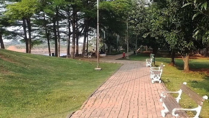 Menikmati Sejuknya Taman Waduk Ria Rio di Jakarta Timur