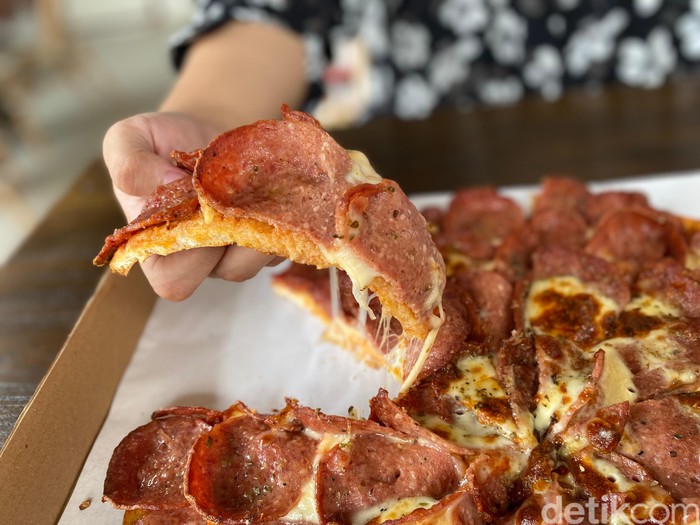Yummy! Pizza Pepperoni Topping Melimpah Ada di Perumahan Mewah Ini