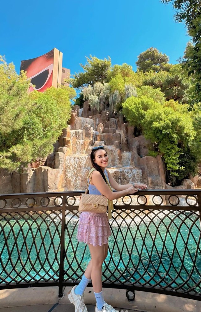 8 Gaya Ayu Ting Ting Liburan ke Amerika Curi Atensi, Bak ABG Pakai Rok Mini