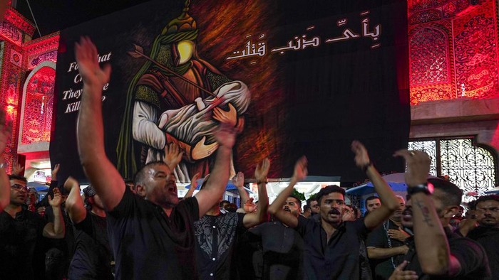 Kota Karbala Irak Menyala Merah Saat Perayaan Asyura