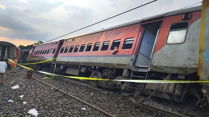 Kereta di India Tergelincir, Puluhan Penumpang Jadi Korban