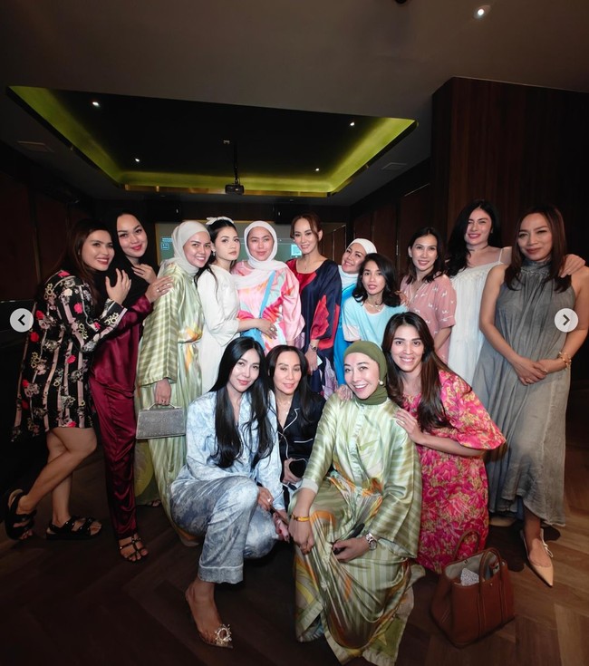 7 Foto Perayaan Ultah ke-43 Ussy Sulistiawaty, Pesta Sambil Pakai Daster