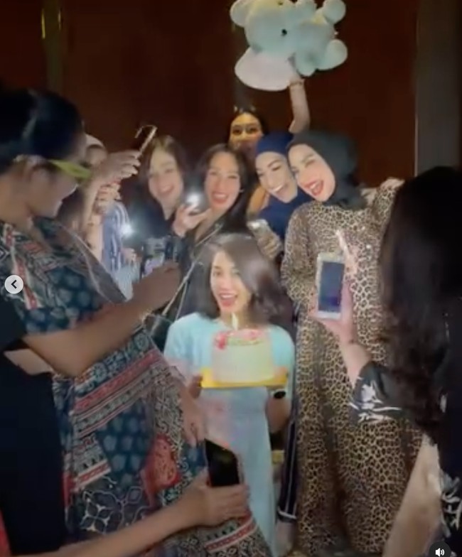 7 Foto Perayaan Ultah ke-43 Ussy Sulistiawaty, Pesta Sambil Pakai Daster