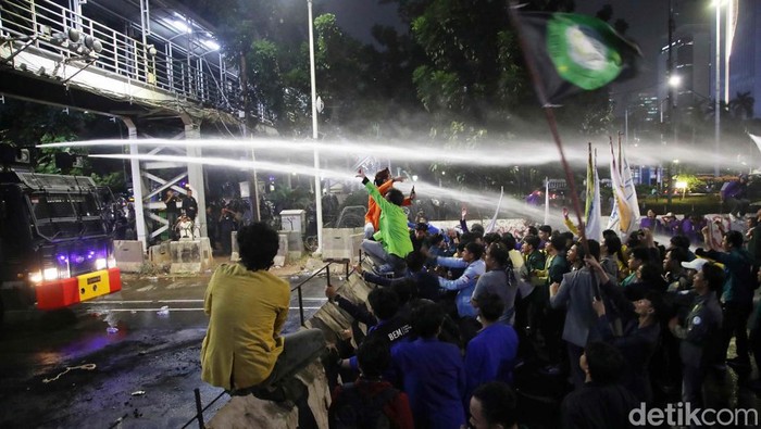 Potret Demo Ricuh di Patung Kuda, Massa Disemprot Air Potret Demo Ricuh di Patung Kuda, Massa Disemprot Air