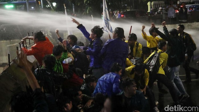 Potret Demo Ricuh di Patung Kuda, Massa Disemprot Air Potret Demo Ricuh di Patung Kuda, Massa Disemprot Air