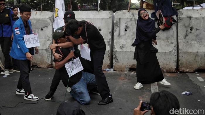 Momen Massa BEM SI Robohkan Barier di Patung Kuda