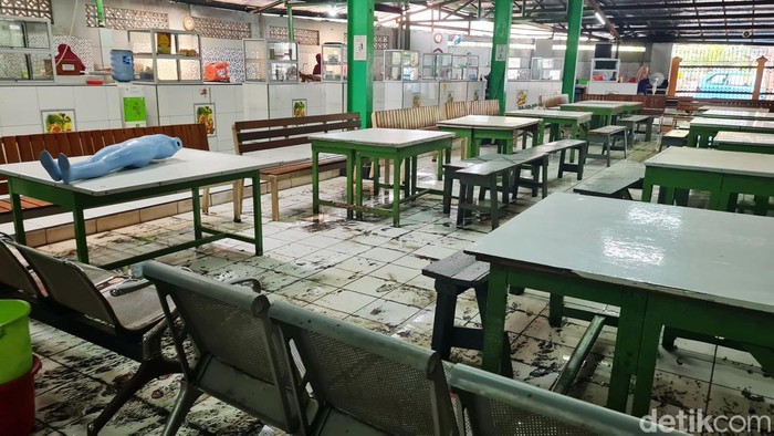 Potret Sisa-Sisa Kebakaran Gudang ATK SMAN 82 Jakarta